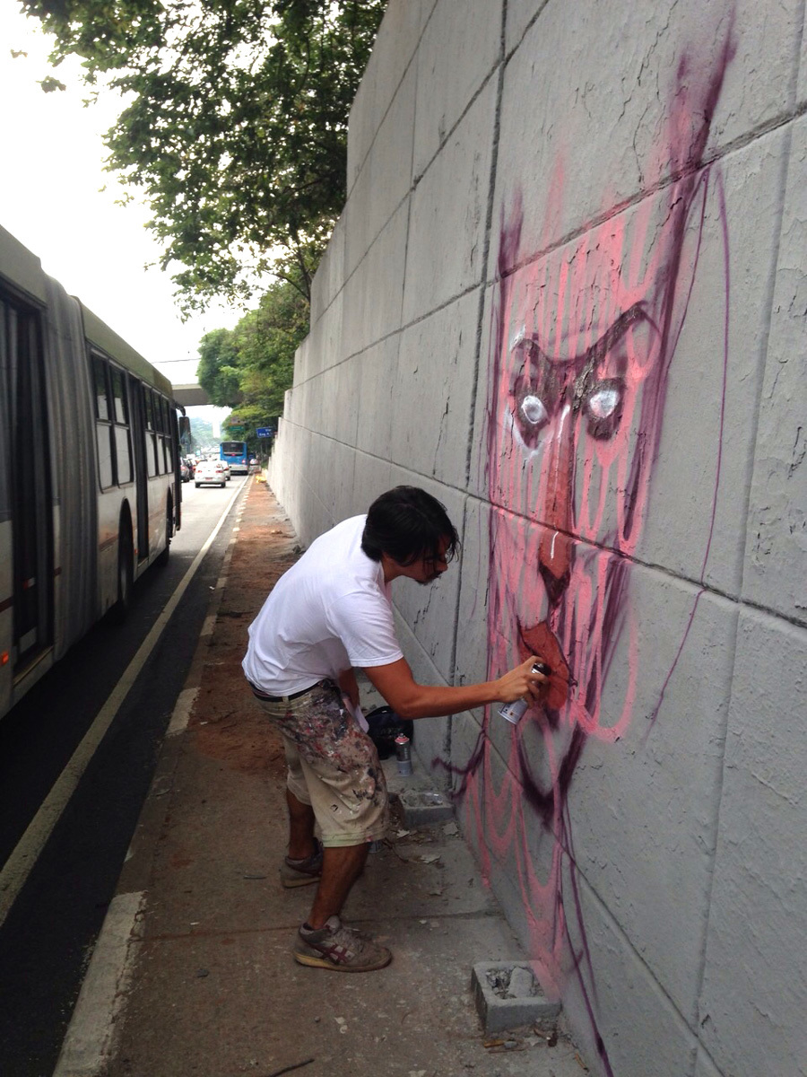 O graffiti de Tito Ferrara em sua nova exposição chamada de Believe in ...
