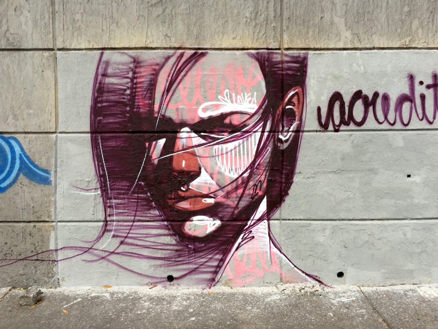 O graffiti de Tito Ferrara em sua nova exposição chamada de Believe in ...